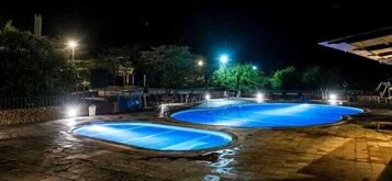 Piscina exterior, da(s) 9:00 à(s) 18:00, toldos gratuitos, guarda-sóis 