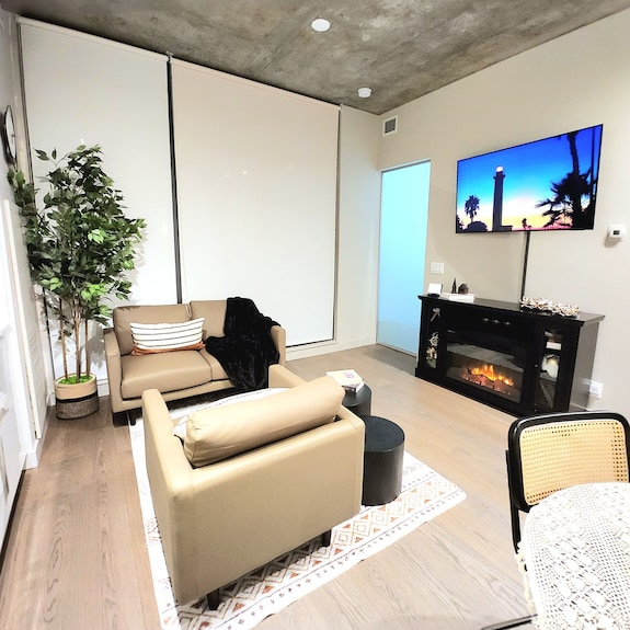 Condo Luxueux Avec Vue Imprenable Sur La Tour | Cœur Du Centre-ville - Calgary