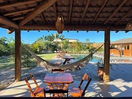 Casa, vista para a piscina | Sala de estar | Televisor, brinquedos
