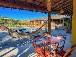 Casa, vista para a piscina | Varanda coberta