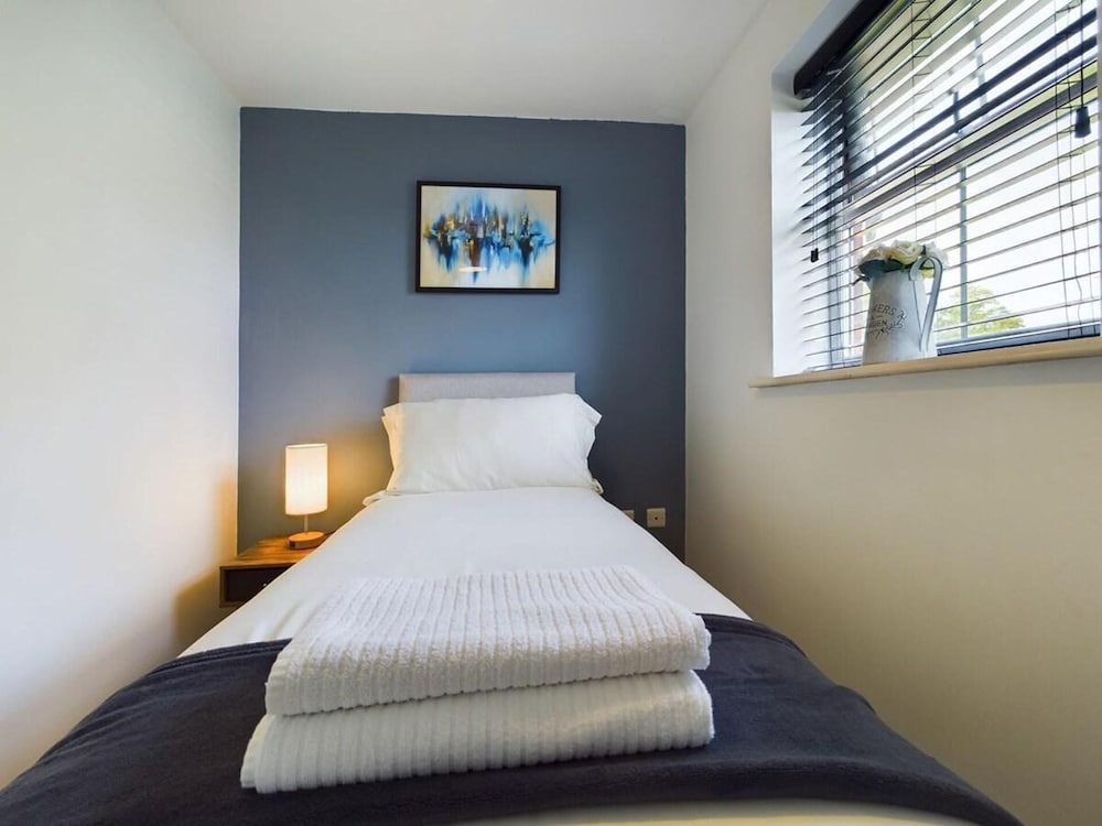 Riverfront Staffordshire Retreat - Stafford, UK