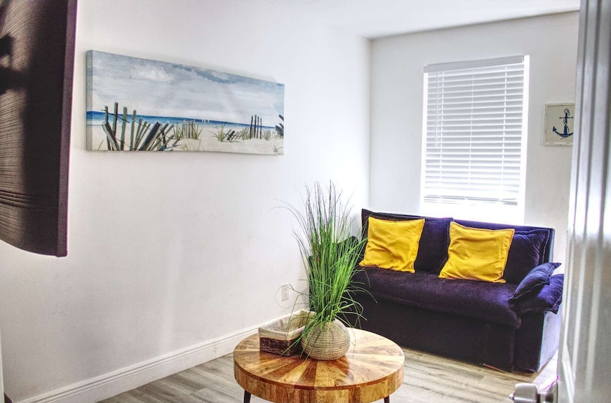 Beach Bliss: Cozy Apartment Steps From The Beach - Hollywood, FL