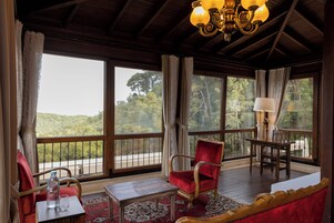 Quarto triplo conforto, para não fumantes, vista para o mar | Área de estar