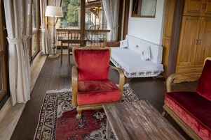 Quarto triplo conforto, para não fumantes, vista para o mar | Área de estar