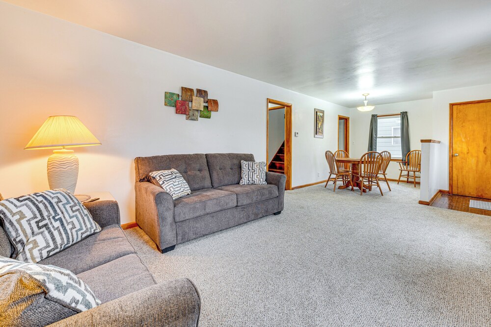 Hike, Fish & Boat: Lake Mills Home W/ Yard - Rice Lake State Park, Lake Mills