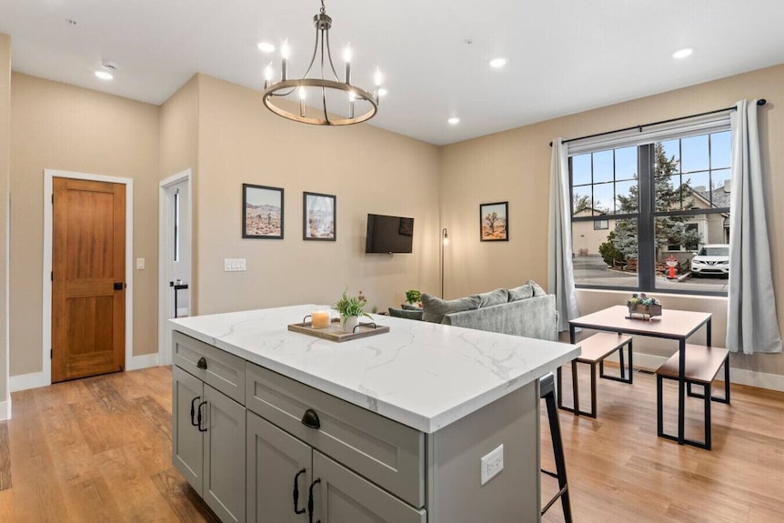 Luxury Living Modern Midtown Ensuite Baths & Patio - 스파크스