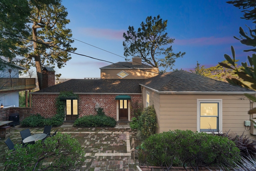 Charming 1933 Ridge-top Home With Stunning Views 4 Bedroom Home - Oakland, CA
