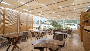 Café da manhã completo todos os dias (TRY 500 por pessoa)
