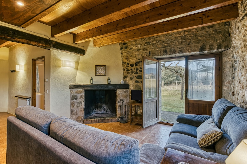 Casa Rural 'Cal Tort' Con Vistas A La Montaña, Piscina Privada Y Wi-fi - Banyoles