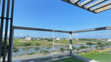 Quarto Triplo Económico, várias camas, não fumadores, vista para a montanha | Terraço/pátio interior