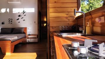Casa de Campo Standard, 1 cama queen-size, vista para o rio | Cozinha privada | Um frigorífico, um forno, uma placa de cozinha, uma cafeteira/bule