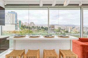 Cozinha moderna com uma janela ampla que dá para a paisagem urbana.