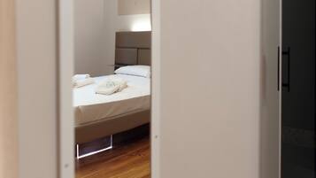 Quarto, 1 cama de casal, banheiro privativo | Cofres nos quartos, escrivaninha, espaço de trabalho para notebook