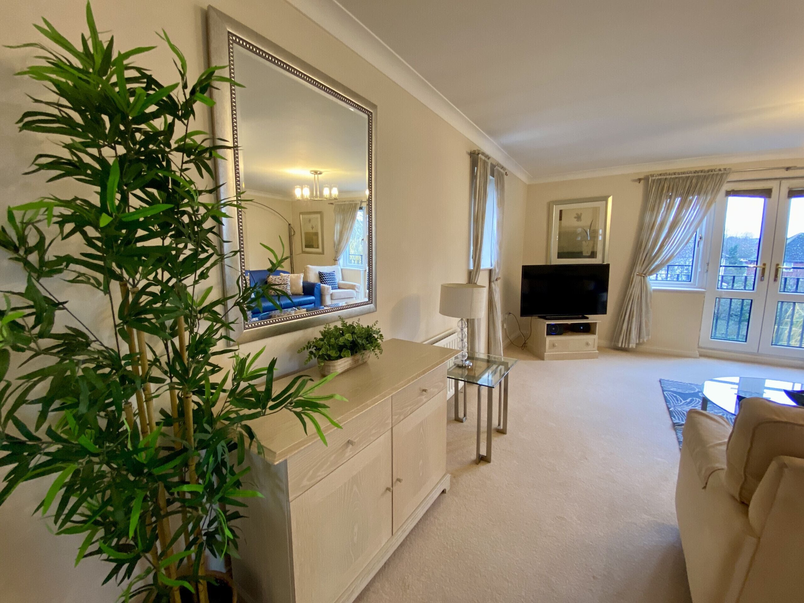 Stylish Bracknell Top Floor Apartment - Bracknell
