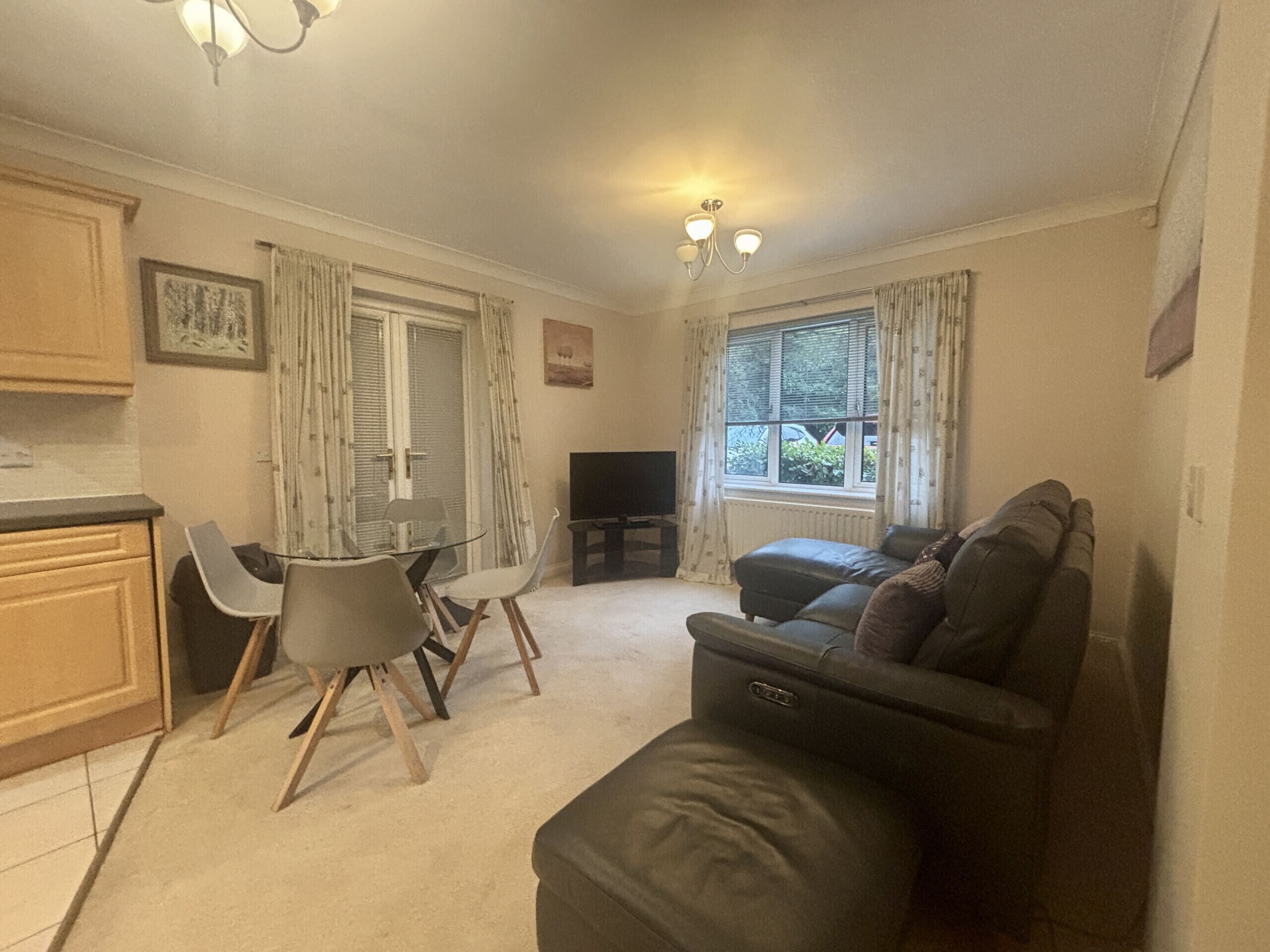 Stylish Two Bedroom Apartment In Bracknell - Bracknell