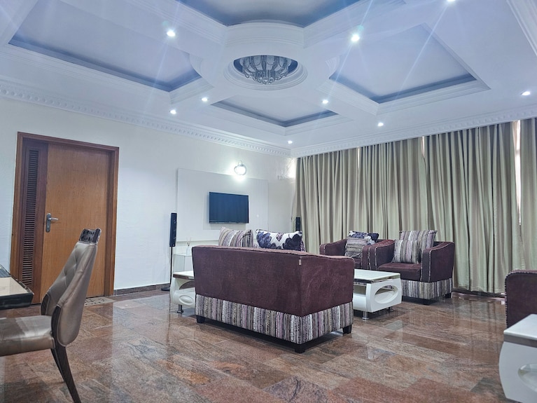Ultimate Comfort In V/island Lagos: Spacious 2-bed With 24/7 Power & Free Wifi - Lagos