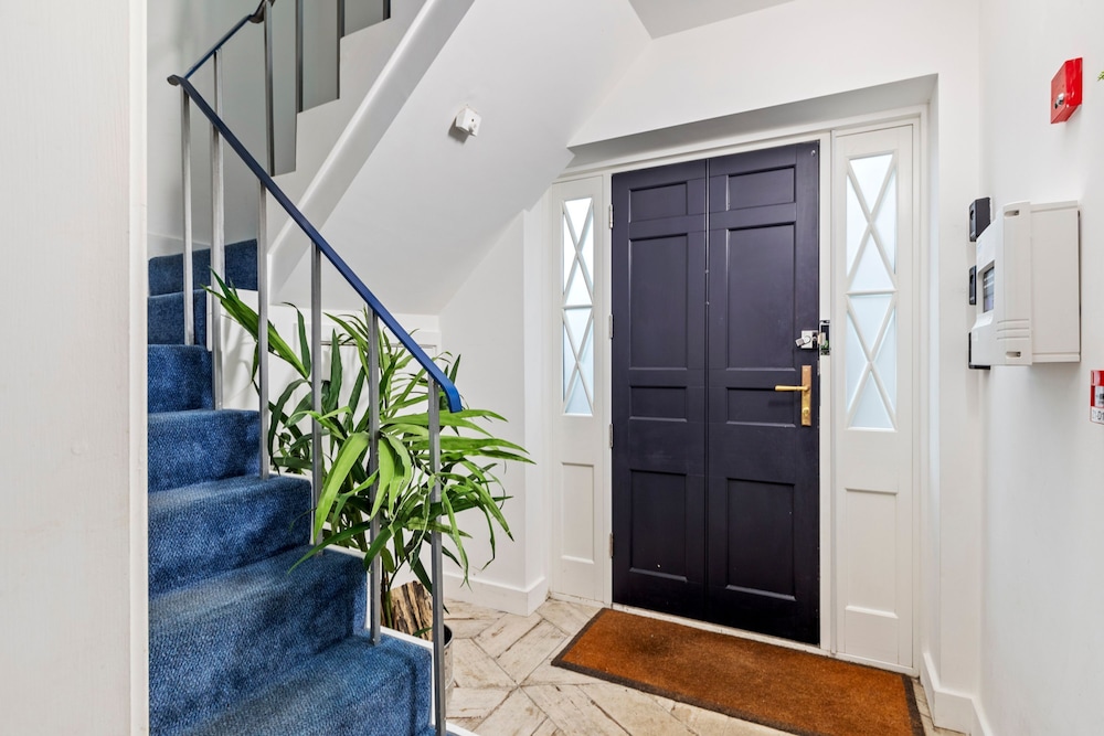 Midnight - Sea Views Town Centre - Castle Beach