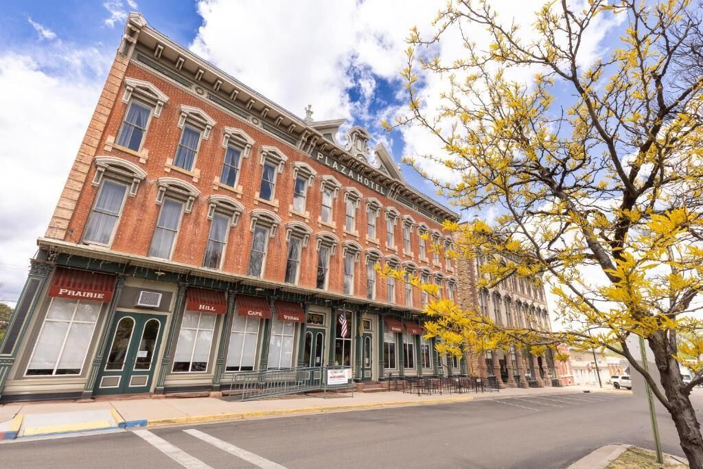 Um edifício histórico de tijolos com várias fachadas, incluindo Prairie, Hill Cafe e Vegas.