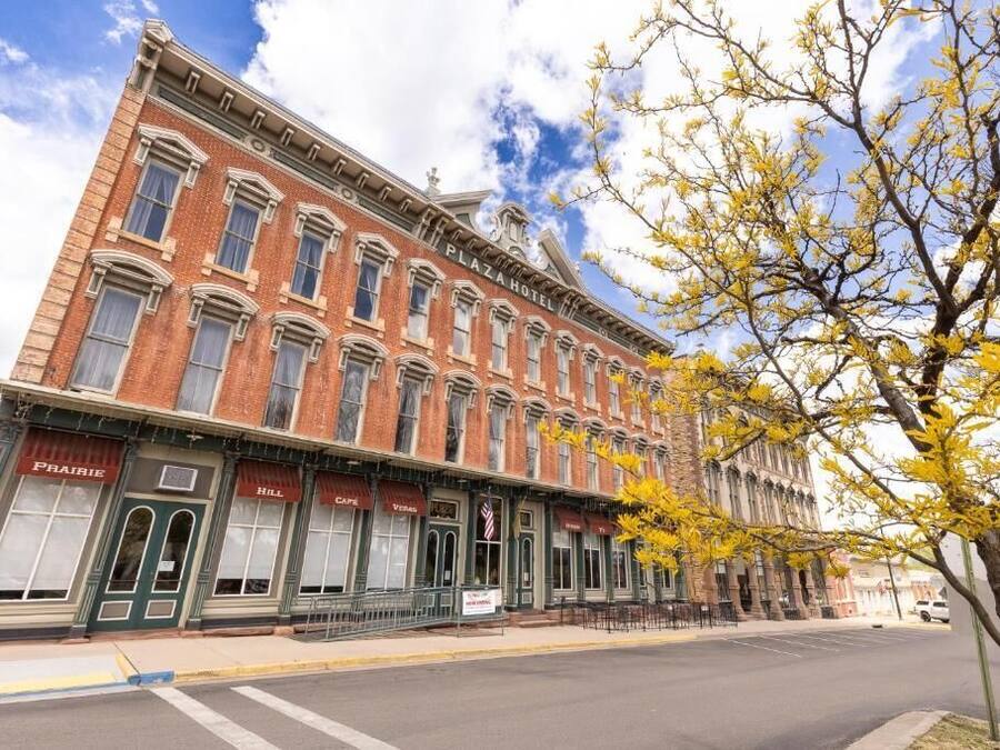 Um edifício histórico de tijolos com várias fachadas, incluindo Prairie, Hill Cafe e Vegas.