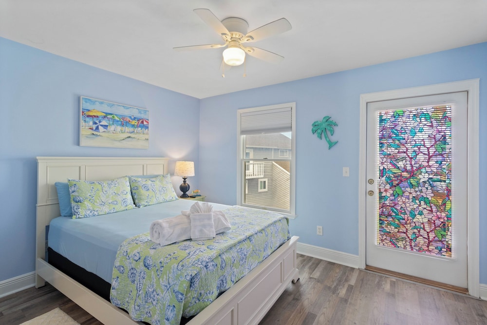 On Beach Time 2--Gulf views, Screened Porch, Community Pools, many ...