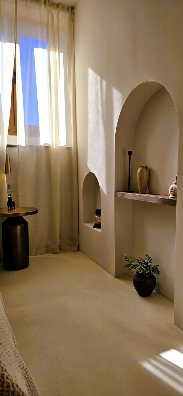 Quarto casal superluxo, 1 cama King | Frigobar, cofres nos quartos, espaço de trabalho para notebook