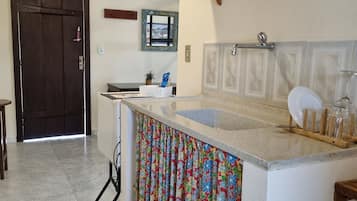 Apartamento Básico | Casa de banho | Um polibã e uma banheira separados, toalhas fornecidas, sabão, champô