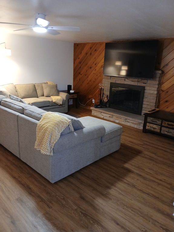 Solar-powered Home Sleeps 11 Near Golf Courses, Hockey & Baseball. - Toledo, OH