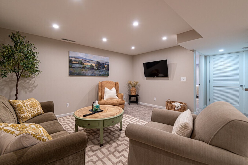 Hawkeye Haven | Garage | 4 Bd 2 Ba| Sleeps 8 - Iowa City