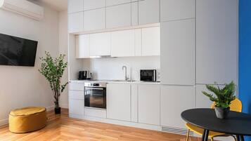 MIXT Blend 1-bed | Cozinha privada | Um frigorífico/congelador grande, uma placa de cozinha