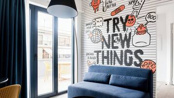 MIXT Spectrum 2-bed | Sala de estar | Televisor de ecrã plano de 43 polegadas com canais digitais, televisor