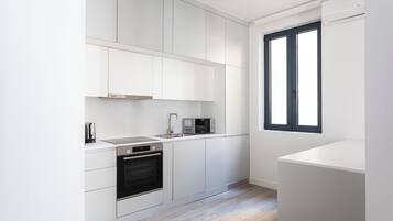 MIXT Pop 1-bed | Cozinha privada | Um frigorífico/congelador grande, uma placa de cozinha