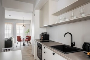 Apartamento família | Cozinha privada | Geladeira grande, micro-ondas, chaleira elétrica