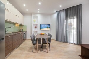 Apartamento Deluxe, Vista para a cidade | Cozinha privada | Uma chaleira elétrica