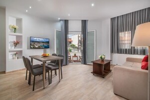 Apartamento Deluxe, Vista para a cidade | Sala de estar | Televisor de ecrã plano de 30 polegadas com canais digitais 