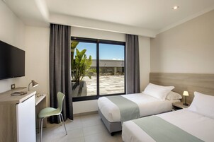 Quarto Twin | Edredões de penas, cofre no quarto, secretária 