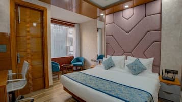 Estúdio | Roupas de cama premium, escrivaninha, espaço de trabalho para notebook