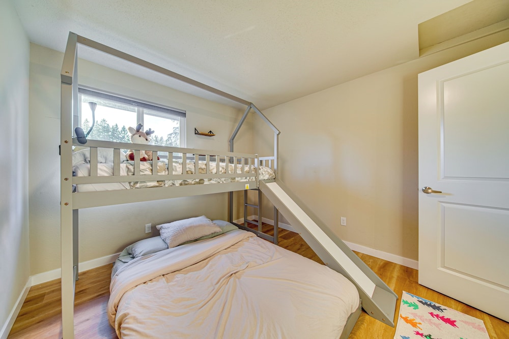 Lakefront Gem: Balcony, Fire Pit & Yard In Everett - Everett, WA