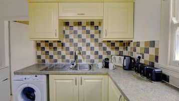 Apartamento | Cozinha privada | Um frigorífico, um micro-ondas, um forno, uma placa de cozinha