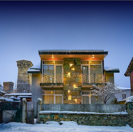 Fachada. Korte House in the Center of Mestia