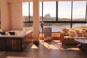 Suite Deluxe, varanda, vista para o lago | Minibar, cofre no quarto 