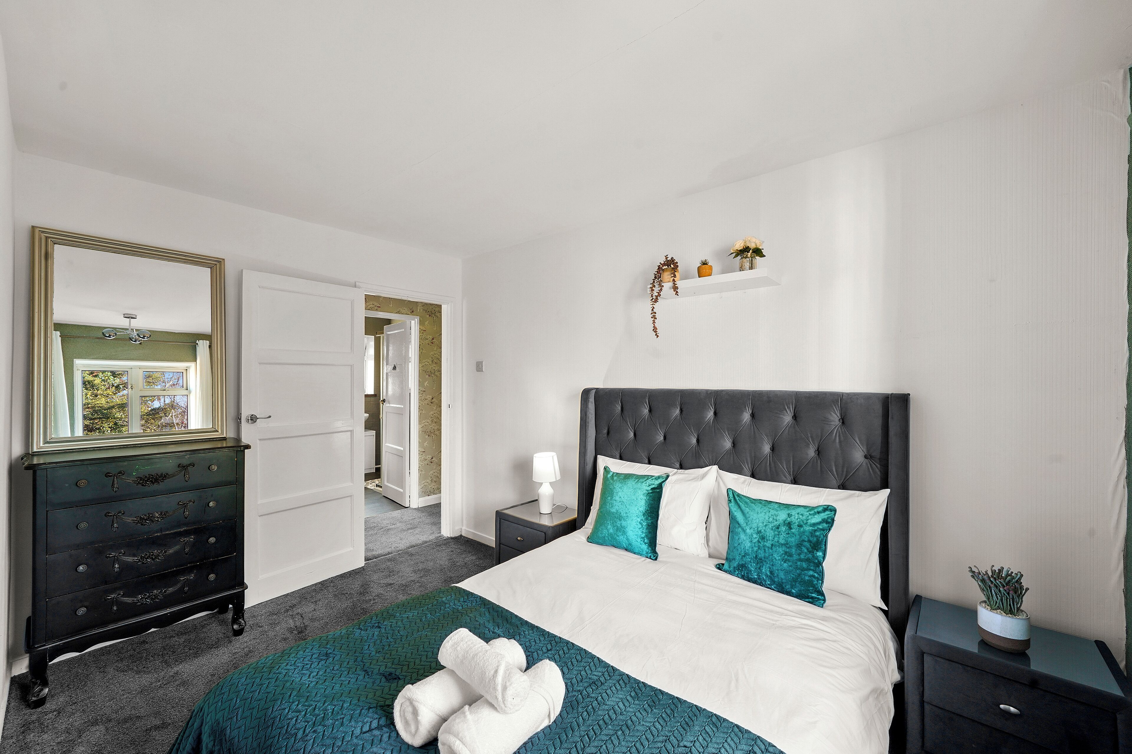 Beautiful 5 Bedroom House Free Parking, Aylesbury - Aylesbury