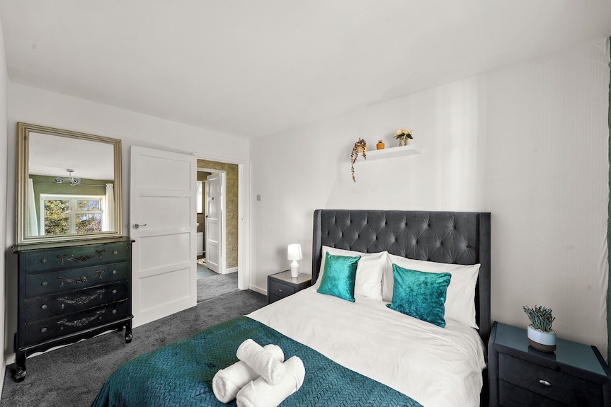 Beautiful 5 Bedroom House Free Parking, Aylesbury - Aylesbury