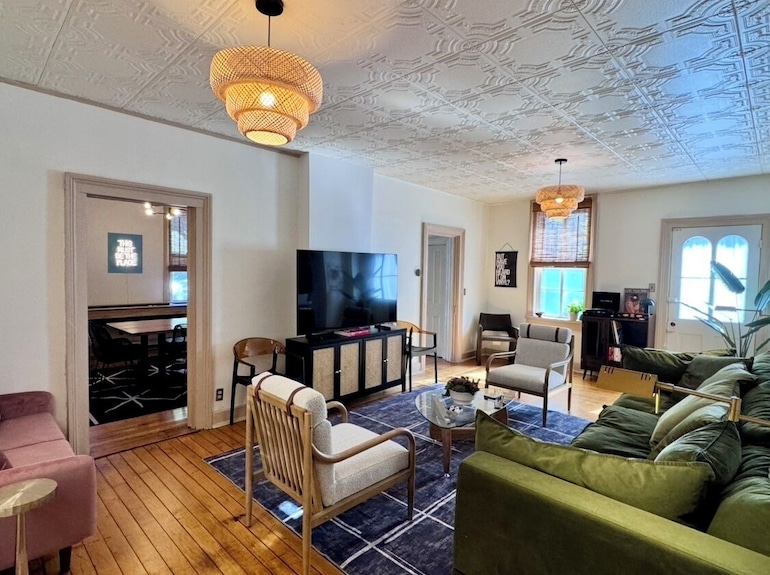 Luxury Home:3 Bed/2 Bath With Shuffleboard~ Walk To Restaurants/bars Near Purdue - Lafayette, IN