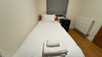 Quarto Individual, vista para o jardim | Secretária, secretária adequada para computadores portáteis