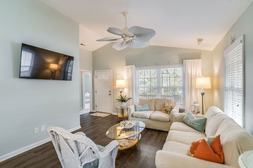 Giggling Pelican-oak Island - Oak Island, NC