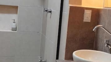 Apartamento econômico, vista para a baía | Banheiro