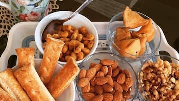 Pequeno-almoço tipo buffet mediante uma taxa aos fins de semana