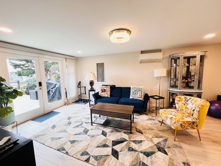 Magnolia Private Unit With Kitchen & Patio - Seattle, WA