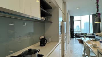 Suíte executiva, 2 quartos, vista para a cidade | Cozinha privada | Micro-ondas, cooktop, cadeirão de bebê