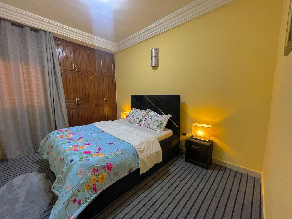 Chic 2-bedroom corporate apartment in Yaoundé with AC, WiFi - Yaoundé | Vrbo